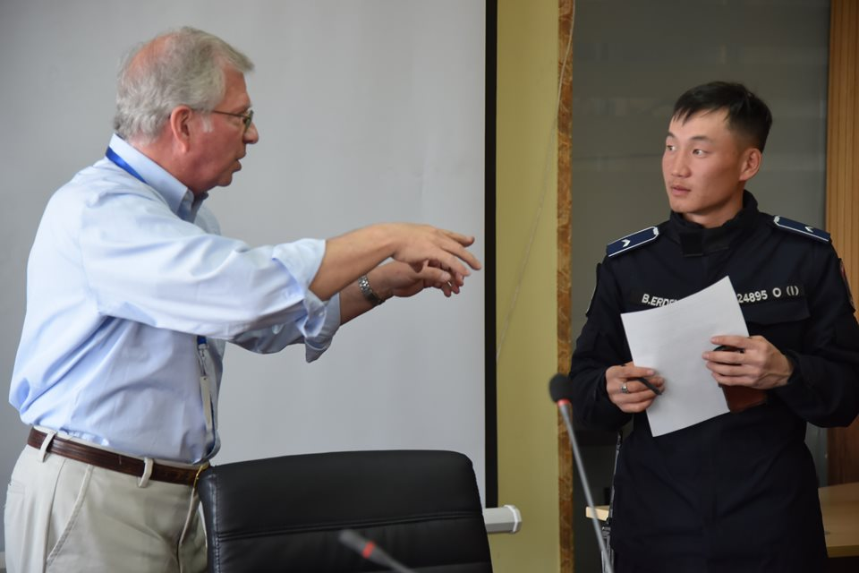 Цагдаагийн алба хаагчдыг англи хэлний сургалтад хамруулж байна