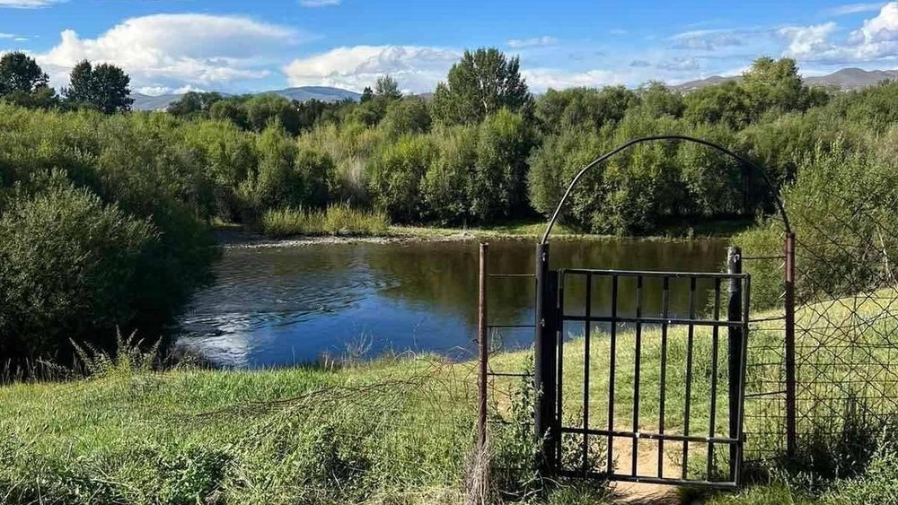 Туул гол орчмын бүсэд зөвшөөрөлгүй хашаа татсан болон газрын зөрчилтэй иргэдэд хариуцлага тооцжээ