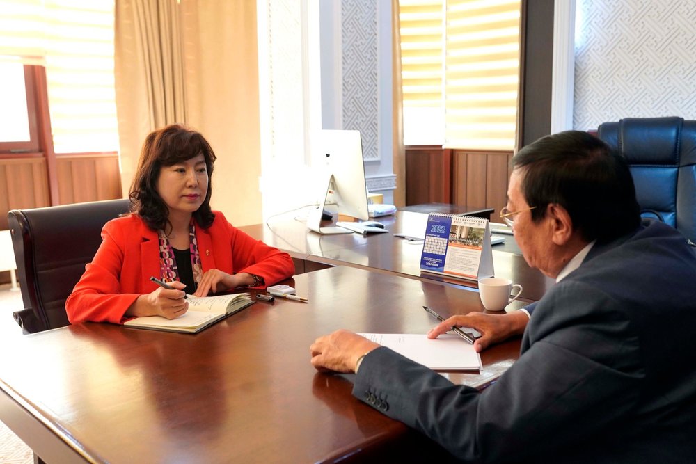 Хөдөлмөр нийгмийн хамгааллын сайд Монголын Ахмадын Холбооны ерөнхийлөгч Ц Сүхбаатарыг хүлээн