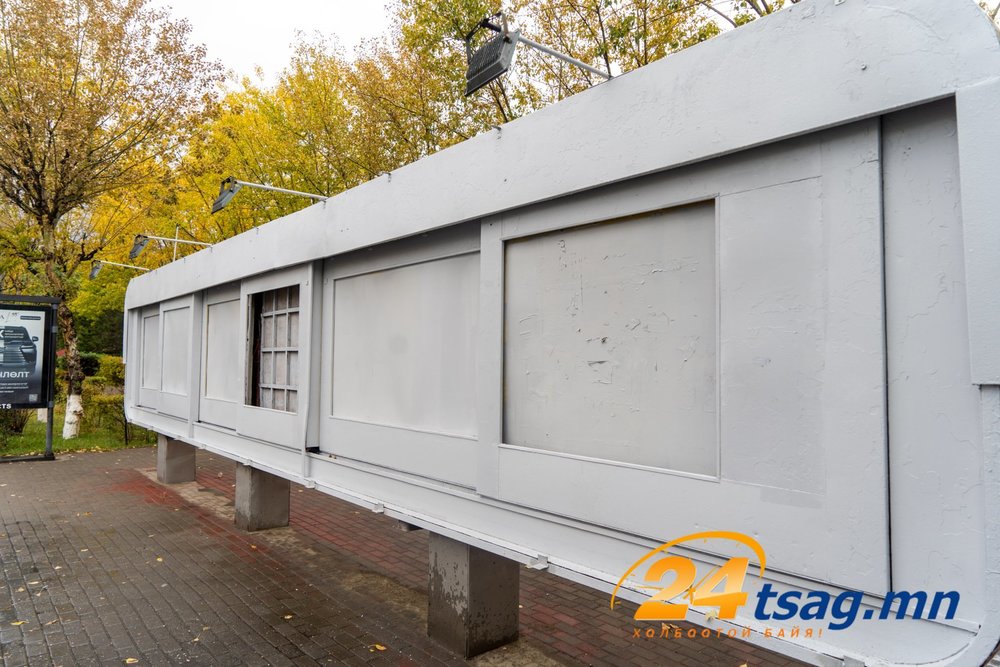 ОХУ ын Элчин сайдын яамны гаднах самбар дээр No War гэж бичсэнийг арилгажээ