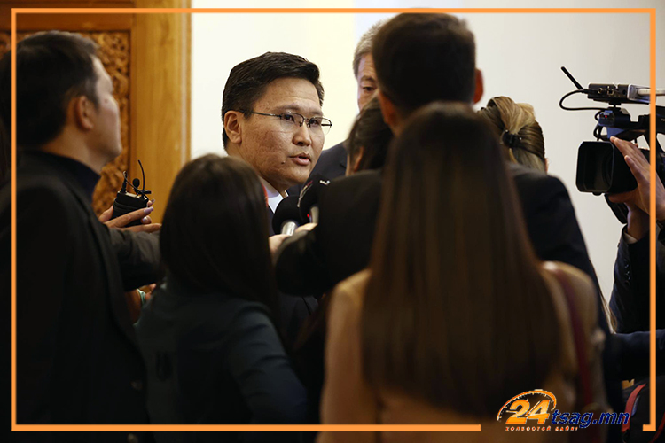 Т Аюурсайхан Б Ганхуяг нарын 11 хүнд холбогдох шүүх хурлыг нэг сараар хойшлуулжээ