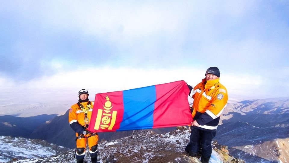 Онцгой байдлын алба хаагчид өндөр уулнаас аврах ажиллагааны дадлага сургууль хийжээ