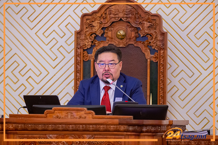 Г Занданшатар Өглөө нь хууль өргөн бариад өдөр нь байнгын хороогоор