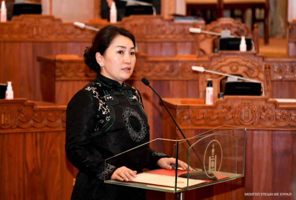 Х Булгантуяа Б Тулга нар Засгийн газрын гишүүний тангараг өргөж байна