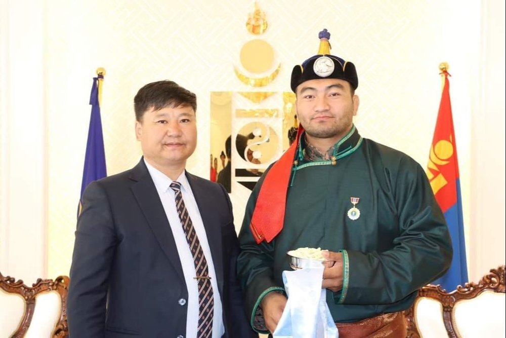 Төрийн наадмын үзүүр бөх Ц Бямба Отгон нутагтаа очив