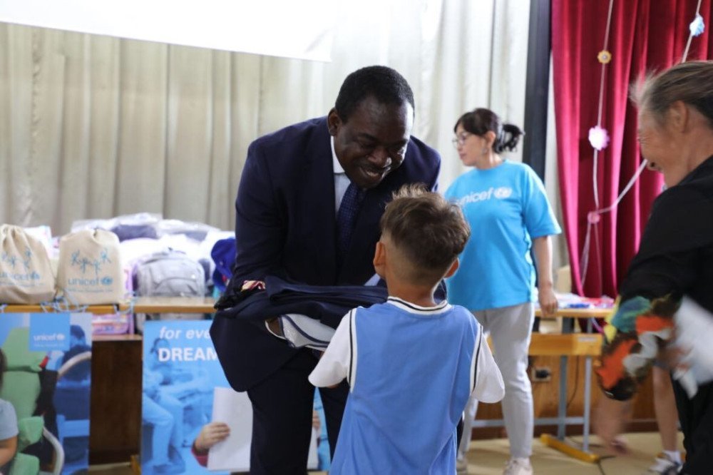 Үерт өртсөн сургуулийн хүүхдүүдэд НҮБ ын Хүүхдийн Сангаас хичээлийн цүнх хэрэгсэл бэлэглэв