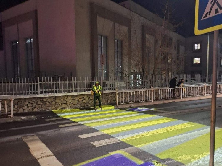 Сургууль орчмын бүсэд гэрэлтдэг гарц хийжээ