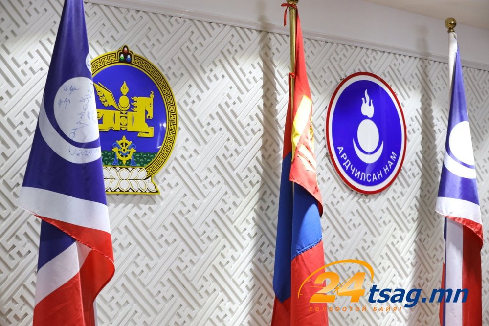 Ардчилсан Залуучуудын Холбооны Ерөнхийлөгчид нэр дэвшигчдийн үнэмлэхийг гардууллаа