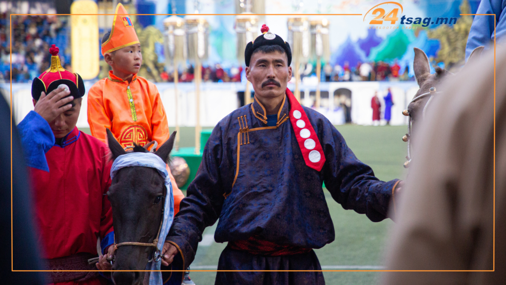 Уяач Э Улаанхүү сагсанбөмбөг тоглоно