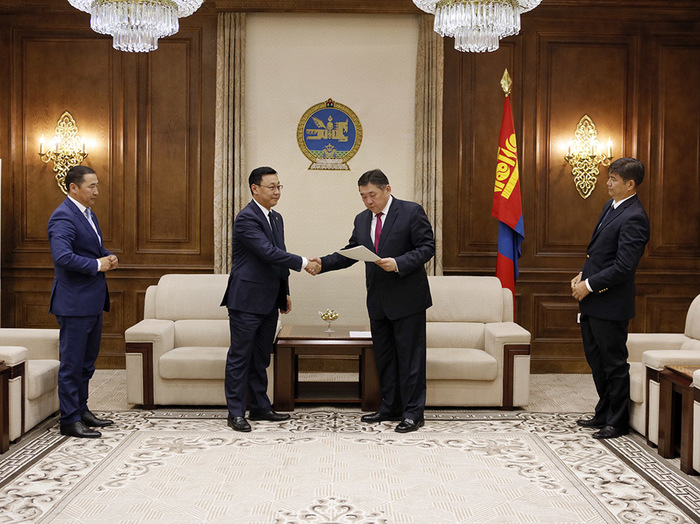 Ерөнхий сайд Ж Эрдэнэбат дөрвөн сайдын нэрийг өргөн барилаа