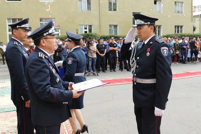 Цагдаагийн алба хаагчдад цол шагнал гардууллаа