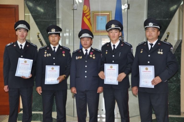 Мэргэжлийн ур чадвар гарган гэмт хэрэг илрүүлсэн алба хаагчдыг шагнаж урамшуулав