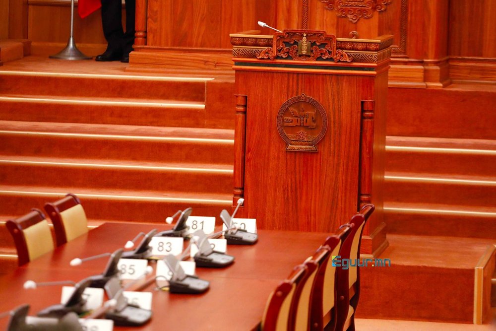 Н Наранбаатарыг үлдээж Т Аюурсайхан Д Бат Эрдэнийн бүрэн эрхийг түдгэлзүүллээ