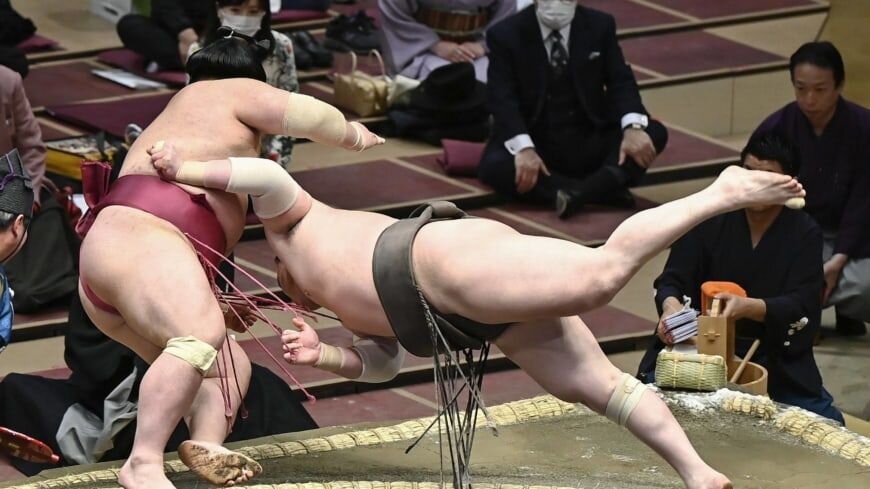 Ёкозүна Хакүхо өмнөх башёгийн түрүү бөхийг давав