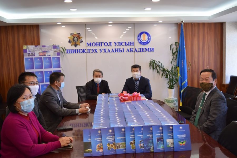 Шинжлэх ухааны танин мэдэхүйн хялбаршуулсан цувралыг хүлээлгэн өгөв