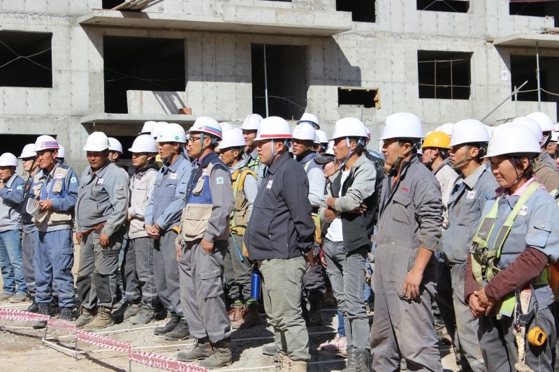 Хөдөлмөр эрхэлдэг гурван хүний нэг нь 7 хоногт 48 аас илүү цагаар ажиллаж байна