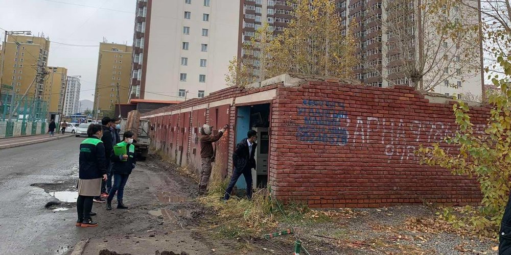 ФОТО Зөвшөөрөлгүй барьсан 17 гараашийг буулгаж газрыг чөлөөлөв