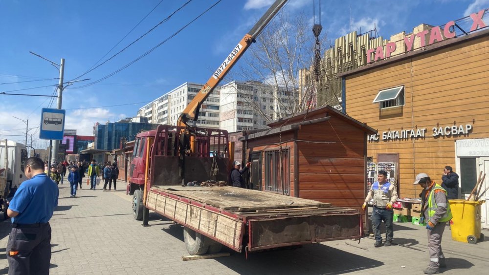 ФОТО Явган хүний зам дээр байршуулсан ТҮЦ үүдийг нүүлгэж байна