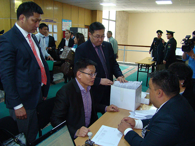 Нам эвсэл нэр дэвшигчдийнхээ баримт бичгийг хүлээлгэн өгөв