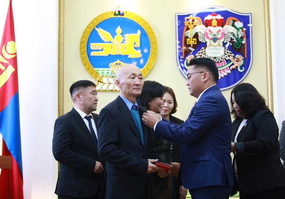 Улс нийслэлийн хөгжилд үнэтэй хувь нэмэр оруулсан албан хаагчдыг шагналаа