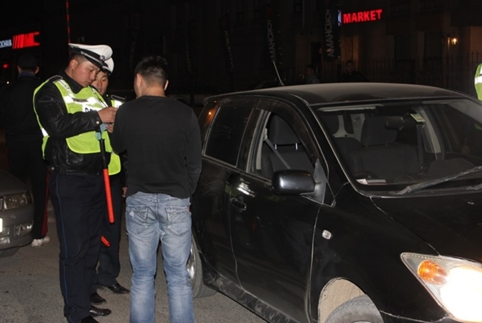 Амралтын өдөр 102 жолоочийг журамлажээ