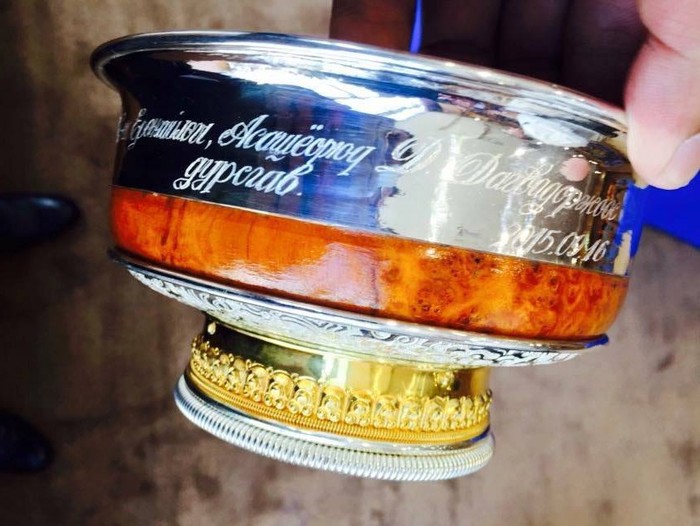 Их аварга Асашёорюү тамирчдаа алтан гулдмай, мөнгөн аягаар шагнажээ