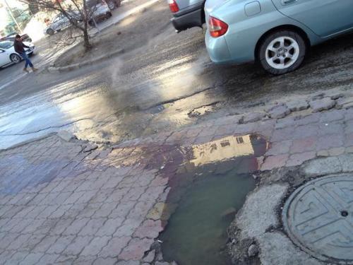 Сансарын ”Оргил” төвийн гадна бохир ус хальжээ