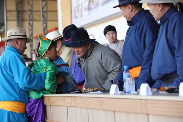 Хурдан морины унаач хүүхдүүдэд баяр хүргэж гарын бэлэг гардууллаа