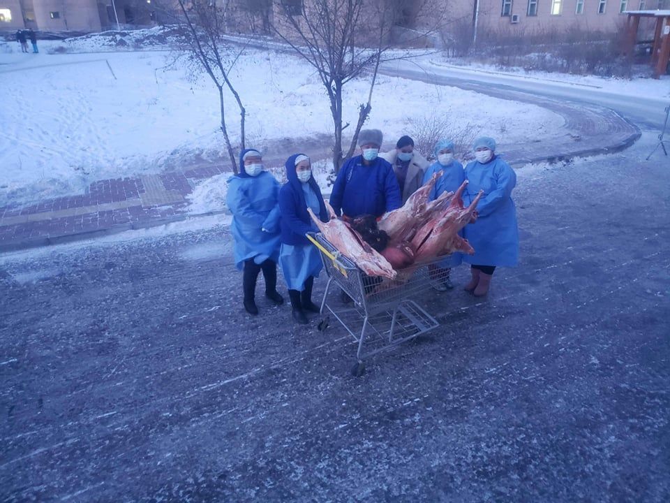 ХӨСҮТ ийн эмч ажилчдад 100 ямааны гулууз хандивлалаа