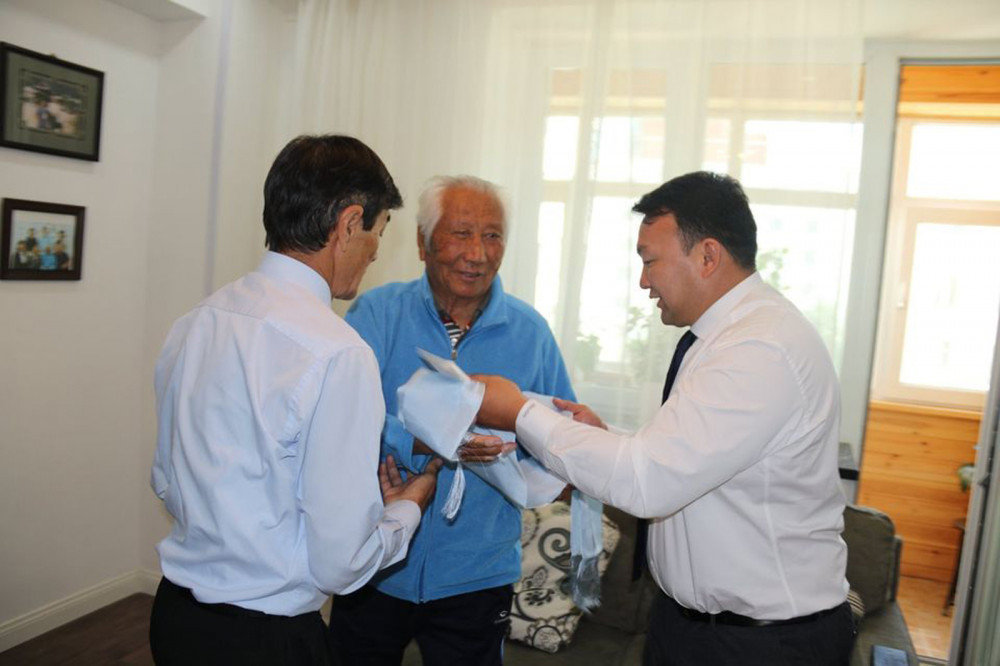 МҮОХ ны ерөнхийлөгч Н Түвшинбаяр Ш Магван гуайд хүндэтгэл үзүүлжээ