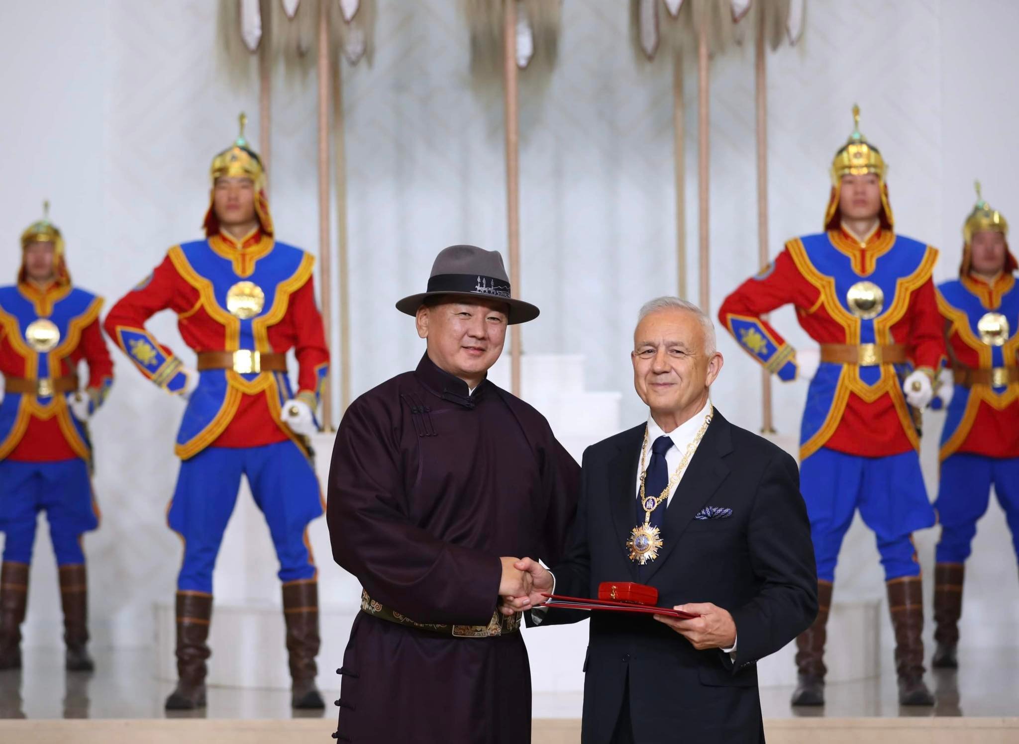 Жак Уэтерфорд: Мөнх тэнгэр Чингис хааныг, түүний ард түмнийг, хувь ...