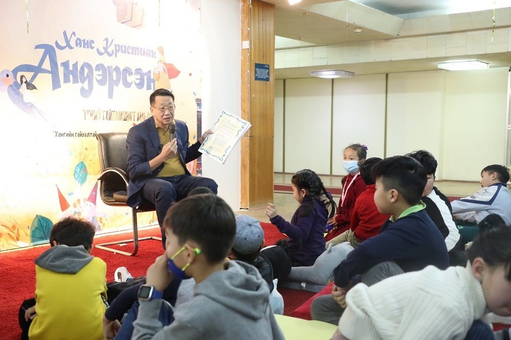 Сайд Л Энх Амгалан багачуудад Рапунзел үлгэрийг ярьж өглөө