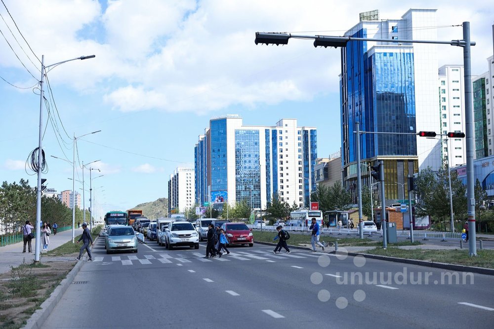 “Хүннү молл” дэлгүүрийн урд байрлах гэрлэн дохиог шилжүүлжээ