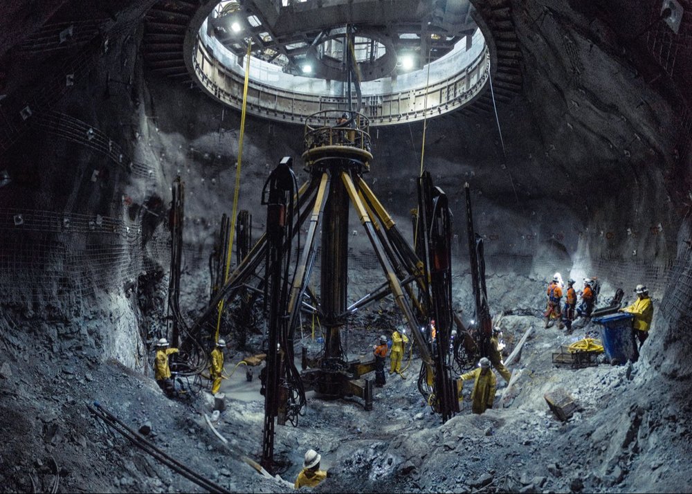 Газрын гүн дэх ажил буцалсан “хот”