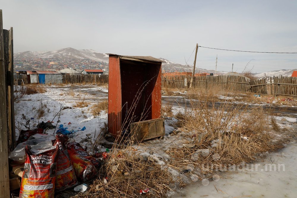 “Нэг худгийг 40 жорлон бохирдуулж, ундны усанд аюул учруулж байна”