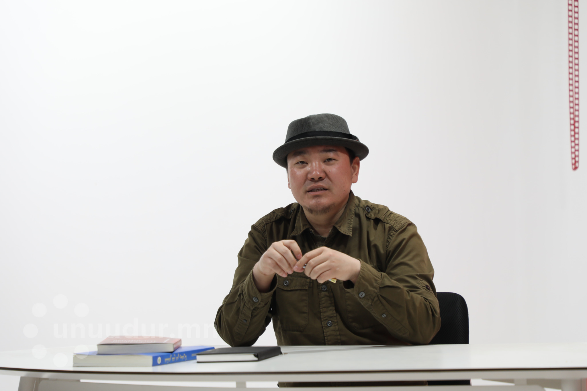 Ө.ҮЛЭМЖТӨГС: Өөрийгөө сорихын тулд баримтат роман бичсэн