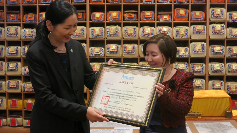 Ц Оюунгэрэл Соёлоо таниулъя номоо хүлээлгэн өглөө