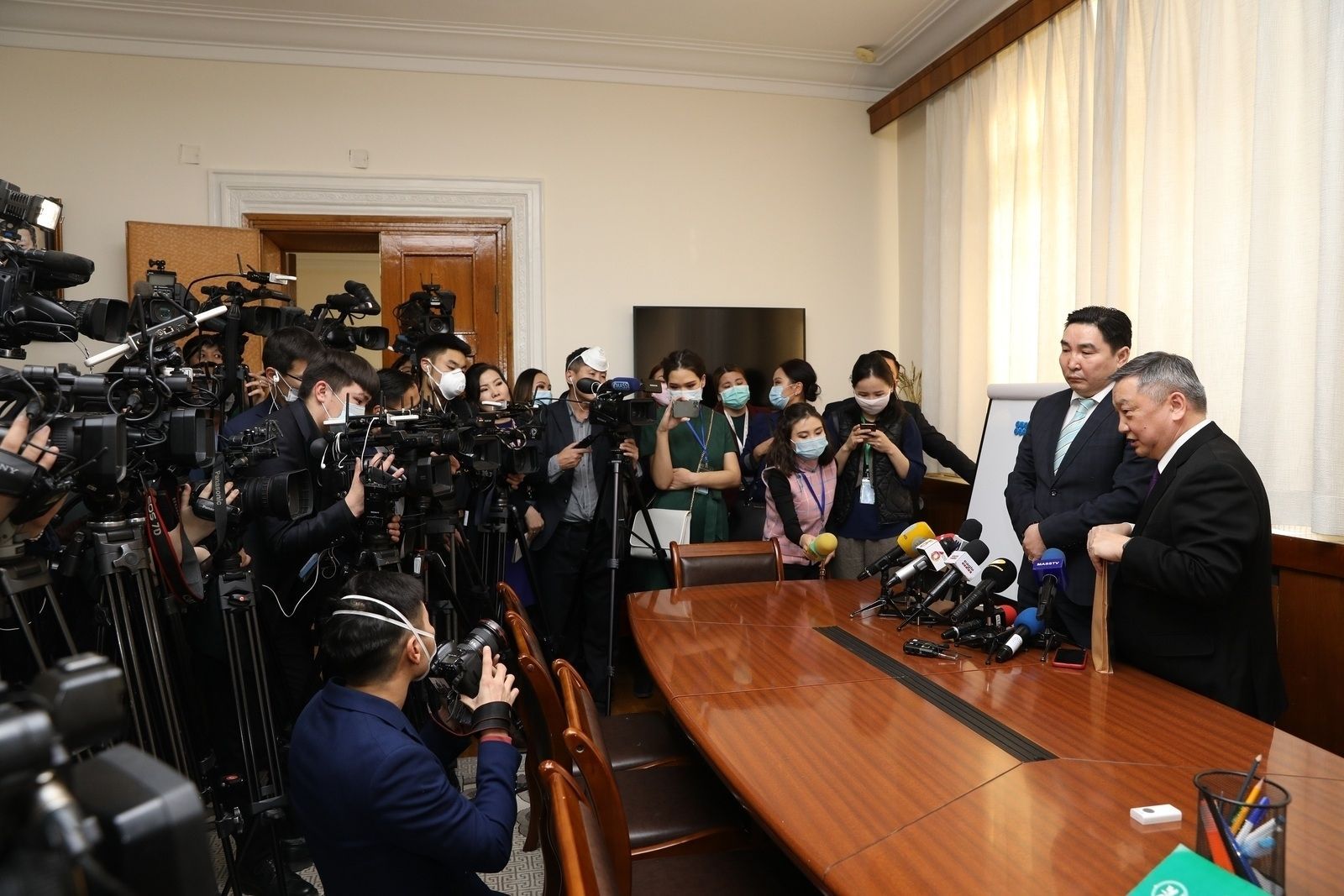 Авлигын баримтыг ЕТГ ын дарга З Энхболдод гардуулж өгөв